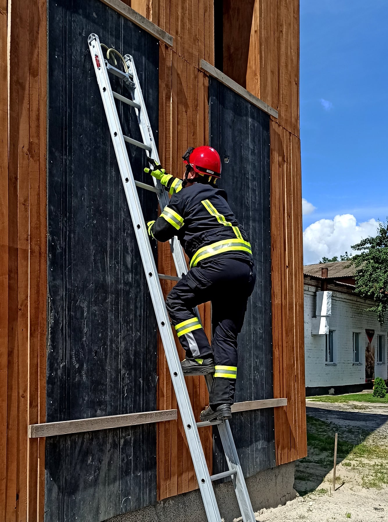 The first tests of the new universal fire ladder – ПОЖМАШИНА