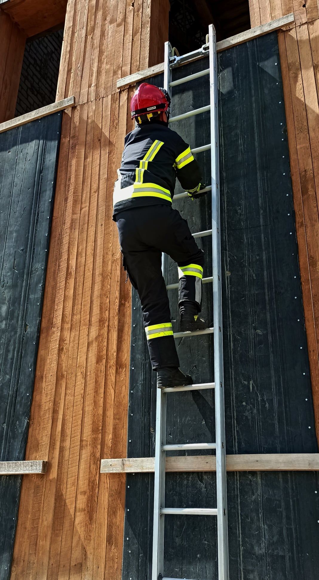 The first tests of the new universal fire ladder – ПОЖМАШИНА